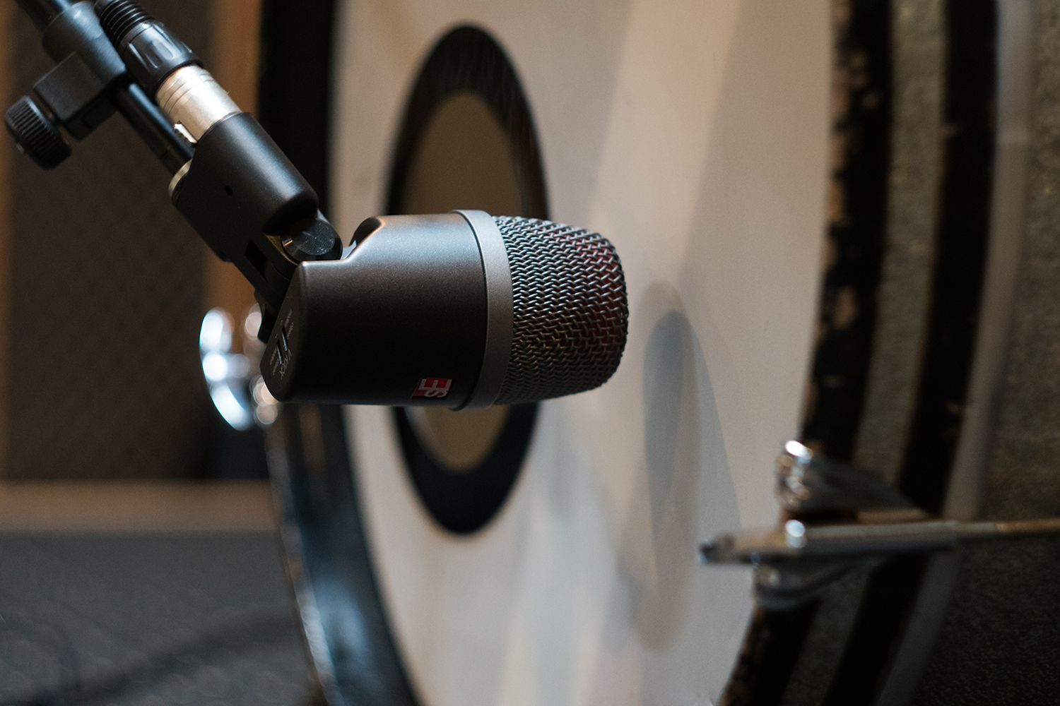 Micrófono dinámico para bombo V KICK con 4 posiciones de ecualización ...